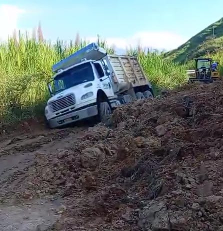 Volqueta quedó atrapada tras derrumbe, claro ejemplo del abandono que ...