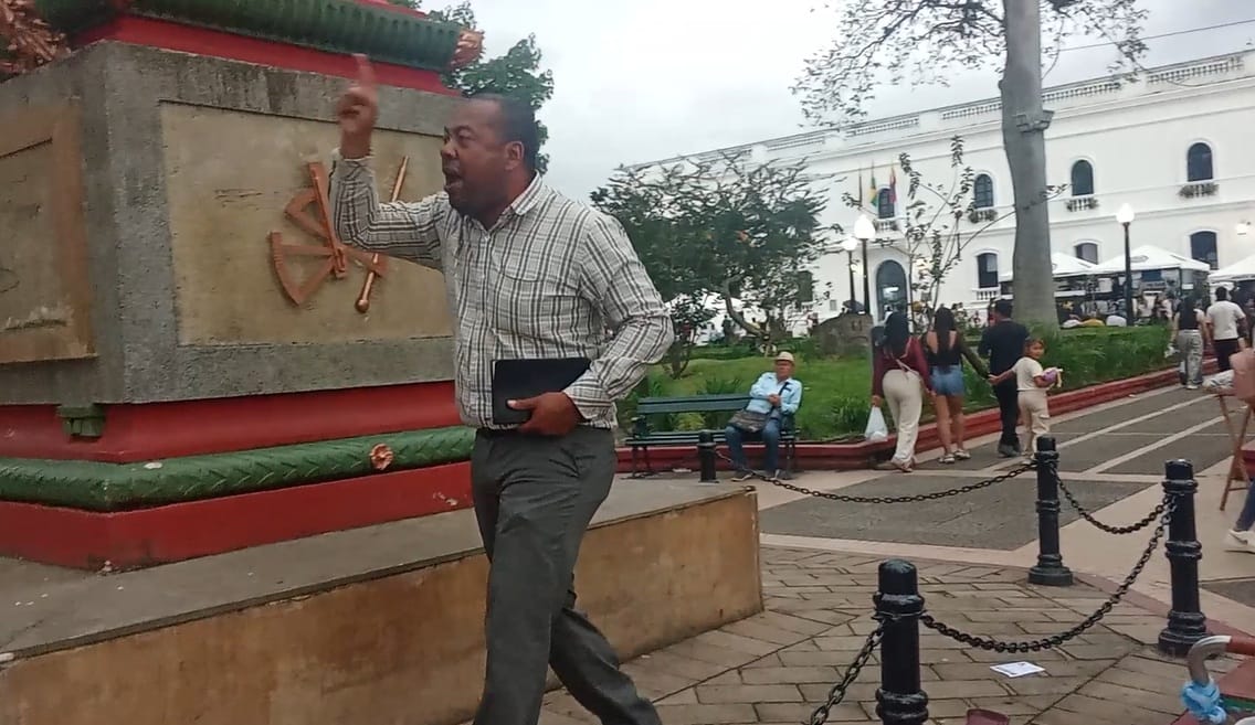 El sermón que dio un cristiano o protestante al lado de la estatua del ...